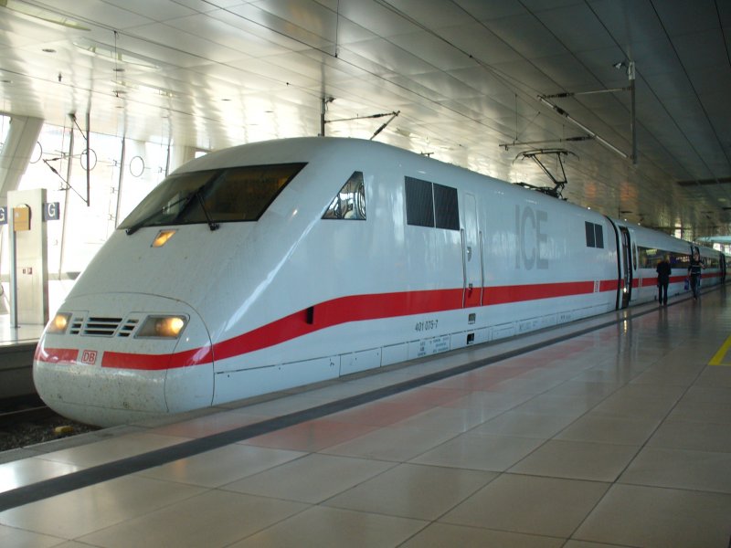 Triebkopf des ICE 576 von Hamburg-Altona nach Stuttgart in Frankfurt am ...